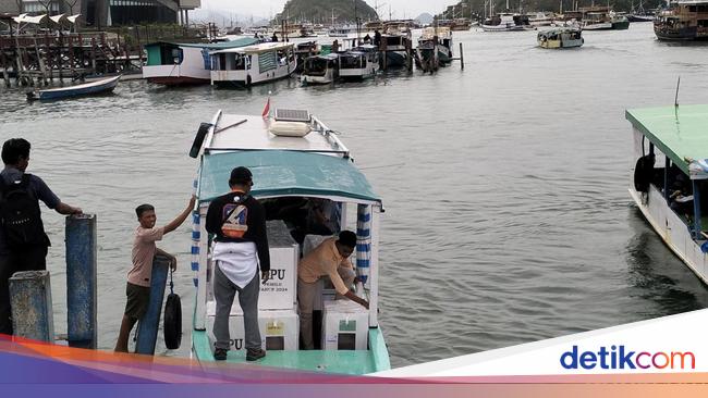 Diguyur Hujan, Logistik Pemilu Dikirim Pakai Perahu ke Pulau Komodo
