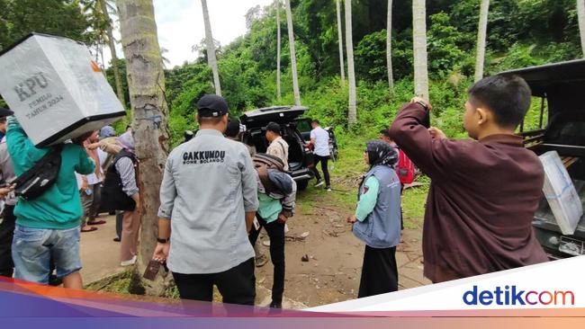 KPU Bawa Logistik Pemilu di Dusun Waolo Bone Bolango Lewati Hutan-7 Sungai KPU Bawa Logistik Pemilu di Dusun Waolo Bone Bolango Lewati Hutan-7 Sungai