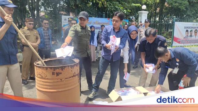 KPU Lebak Musnahkan Ratusan Surat Suara Pemilu Rusak