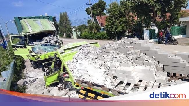 Adu Moncong Dua Truk di Jalur Arteri Jombang Tewaskan Sopir dan Kernet Adu Moncong Dua Truk di Jalur Arteri Jombang Tewaskan Sopir dan Kernet