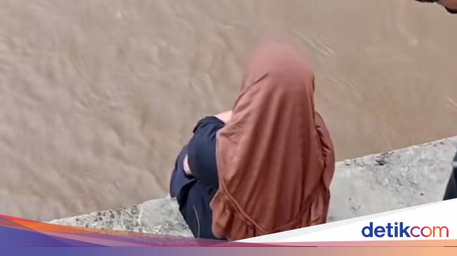 Viral Wanita Diduga Hendak Bunuh Diri di Jembatan Musi IV Palembang