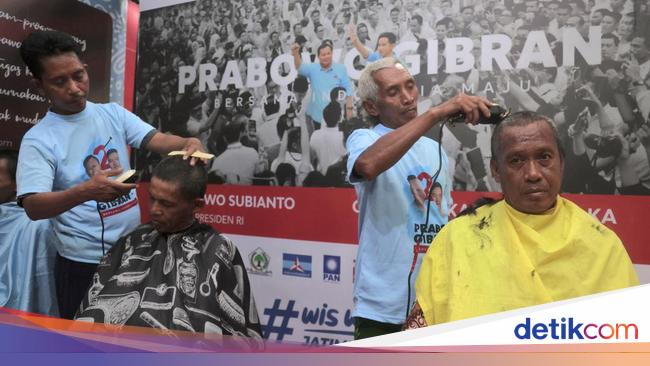 Aksi Cukur Rambut Rayakan Keunggulan Hitung Cepat Prabowo-Gibran