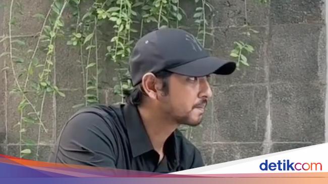 Gaya Arya Saloka Parodikan Aksi 'Viral Digendong Mayor Teddy', Bikin Ngakak