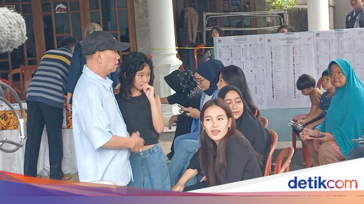 Nyoblos Bareng Keluarga, Ayu Ting Ting: Coblos Ayah Ojak