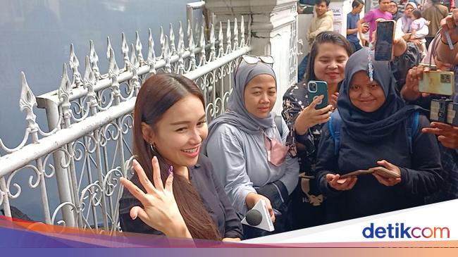 Pose 5 Jari dari Ayu Ting Ting Usai Nyoblos