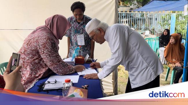 Nyoblos di Rembang, Gus Mus Harap Pemimpin yang Terpilih Ngerti Rakyatnya
