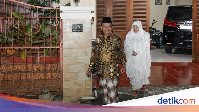 Sebelum Nyoblos, Mahfud Salat Subuh Bareng Istri di Masjid Yogya