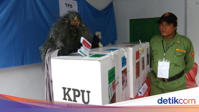 Hii... Ada Mak Lampir Nyoblos di TPS 07 Banyuwangi