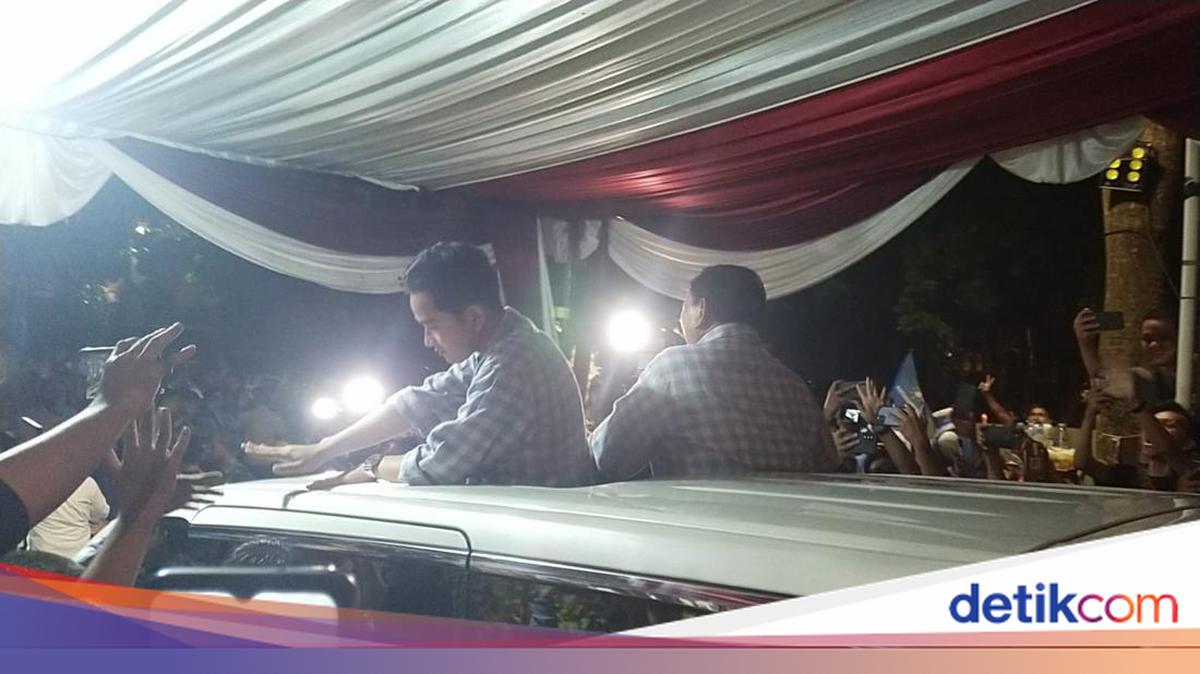 Prabowo-Gibran Berkemeja Kotak-kotak Biru Menuju Istora