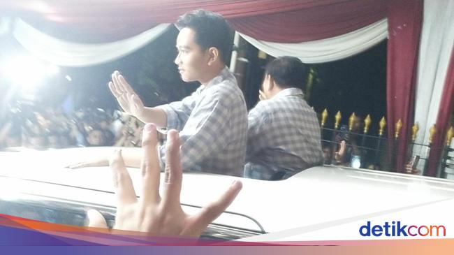 Menuju Istora, Prabowo-Gibran Sapa Pendukung dari Sunroof Mobil