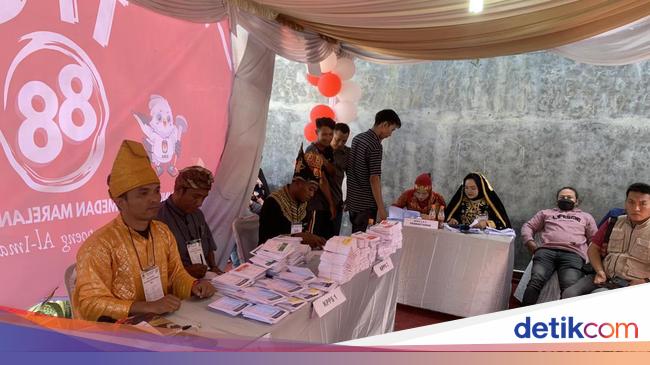 TPS Unik di Medan, Petugas KPPS Kenakan Baju Adat Nusantara