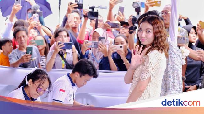 Nyoblos Bareng Gibran, Gaya Baru Rambut Selvi Curi Perhatian