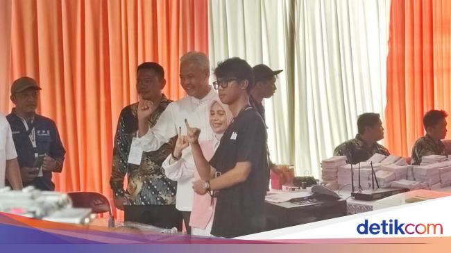 Usai Nyoblos, Ganjar Pamer Jari Kelingking Bareng Istri dan Alam Ganjar