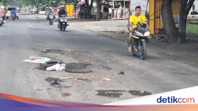 Jalanan Gresik Rusak gegara Tergenang Banjir