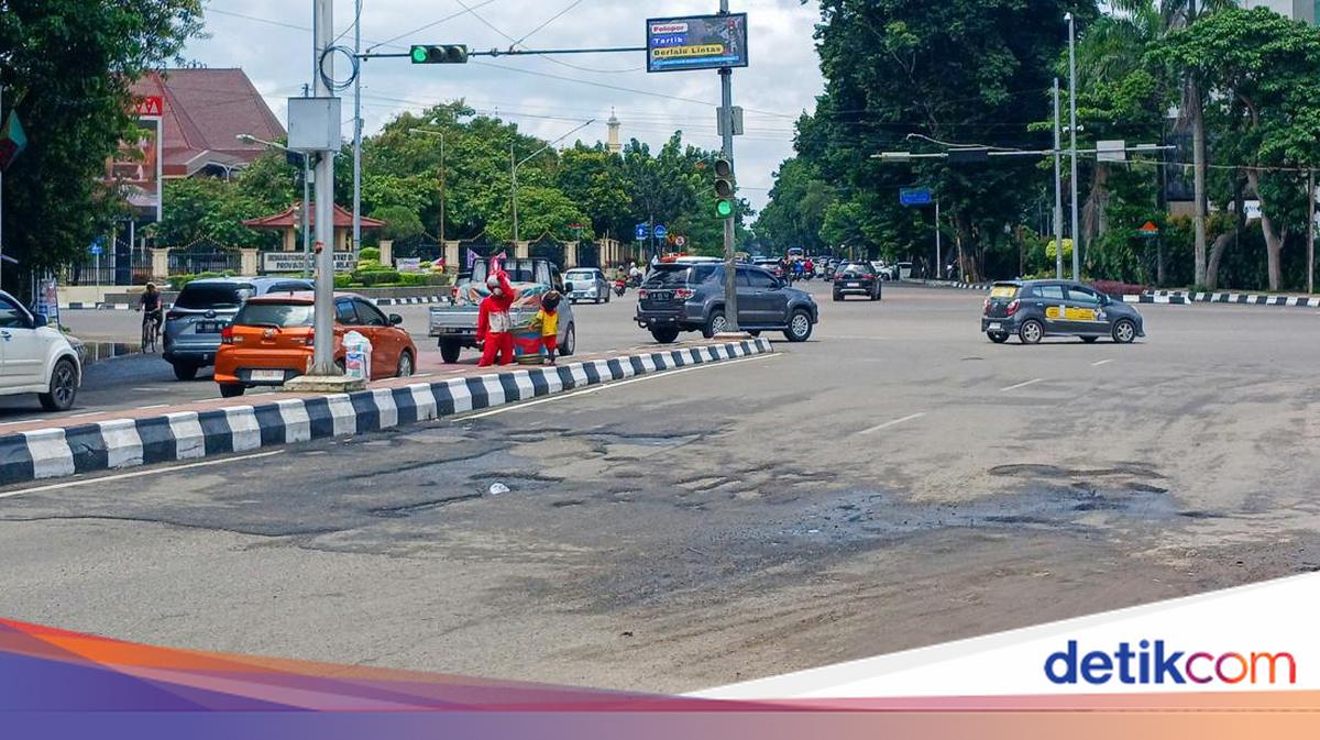 Jalan Radial Simpang 5 DPRD Palembang Rusak Tergerus Banjir