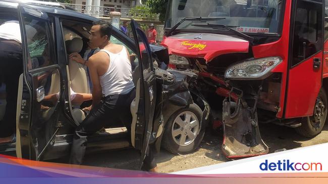 Avanza Tabrak Bus Trans Jateng di Halte Pasar Barong Sragen, 1 Orang Tewas