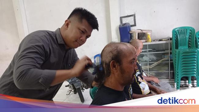 Penuhi Nazar, Pendukung Prabowo-Gibran di Ponorogo Kompak Cukur Gundul