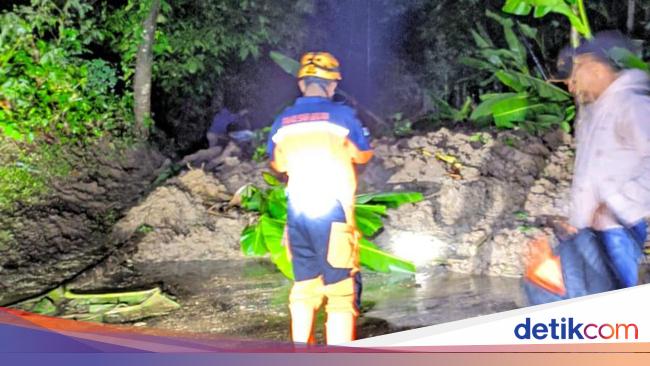 Longsor Putus Jalan Penghubung Saguling-Rajamandala KBB