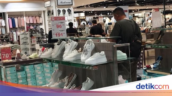 Diskon hingga 75%, Sepatu-Sandal Jadi Buruan di Transmart Full Day Sale