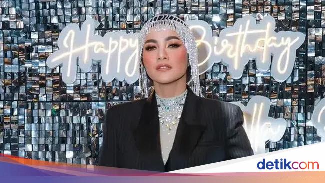 7 Gaya Olla Ramlan bak Cleopatra, Rayakan Ulang Tahun ke-44