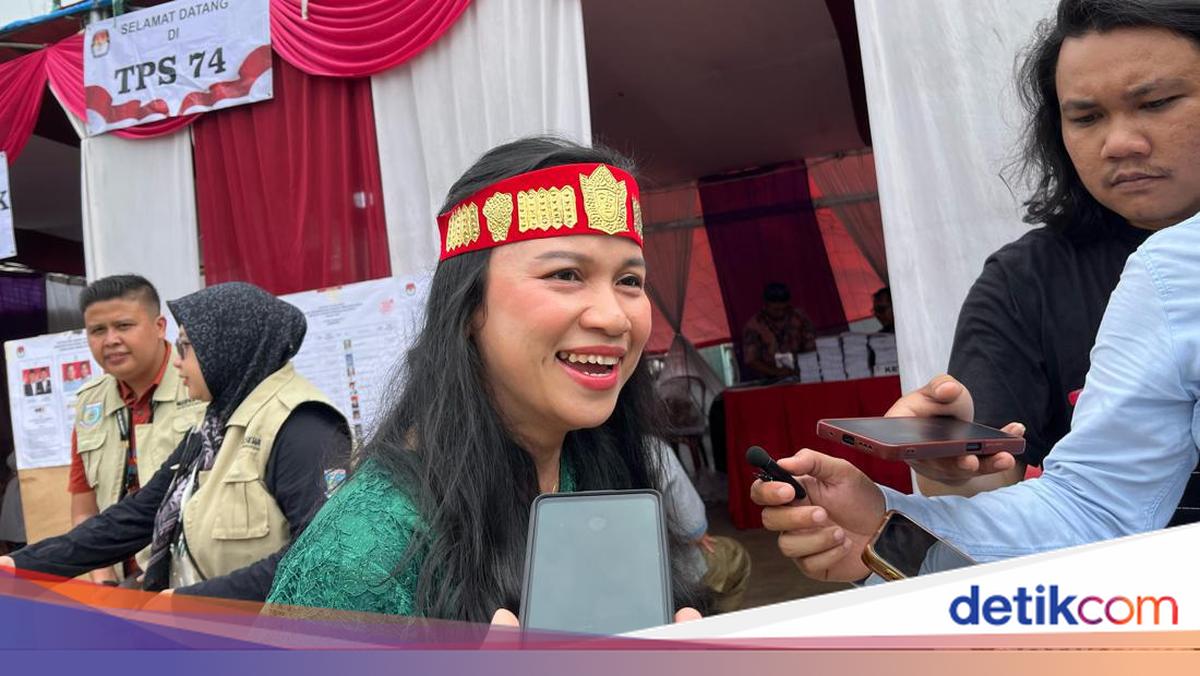 Berpakaian Khas Adat Batak, Warga Tangsel Nyoblos Sebelum ke Gereja