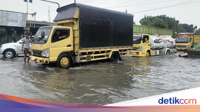 Jalan Letda Sudjono Medan Terendam Banjir, Ratusan Kendaraan Terjebak Macet Jalan Letda Sudjono Medan Terendam Banjir, Ratusan Kendaraan Terjebak Macet