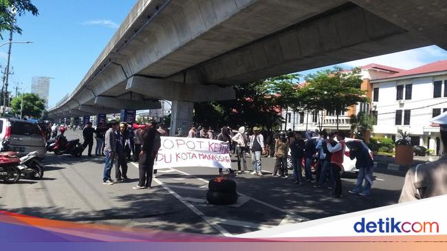 Desakan Massa Agar Ketua KPU Makassar Mundur gegara Tak Becus Urus Pemilu Desakan Massa Agar Ketua KPU Makassar Mundur gegara Tak Becus Urus Pemilu