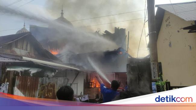 Toko Pakan Burung di Jambi Terbakar, 7 Mobil Pemadam Dikerahkan