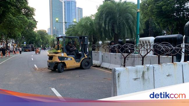 Massa Demo Bubar, Jalan Imam Bonjol Depan Kantor KPU RI Dibuka Lagi Massa Demo Bubar, Jalan Imam Bonjol Depan Kantor KPU RI Dibuka Lagi