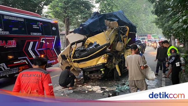 Truk Muat Marmer Ringsek Tabrak Ekor Tronton di Mojokerto, 2 Orang Luka