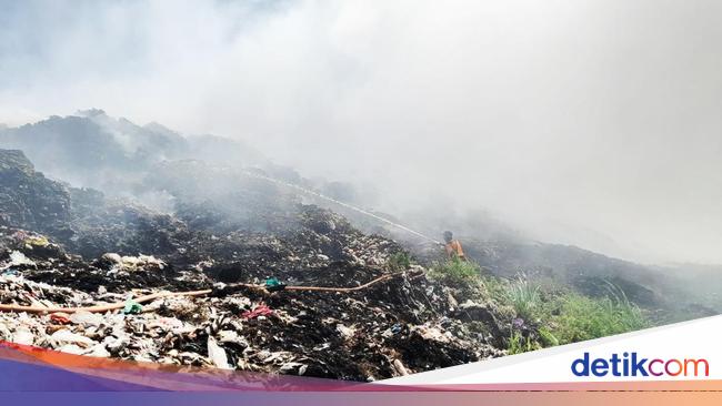 TPA Sente Terbakar Lagi, Asap Lebih Pekat-Petugas Kesulitan Padamkan Api