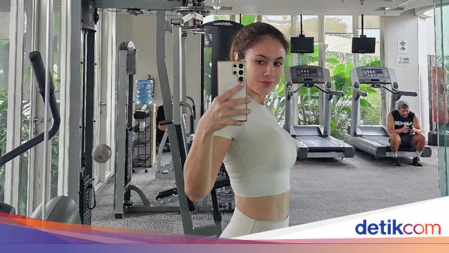7 Potret Terbaru Wulan Guritno Pamer Perut Rata, Pakai Crop Top Hingga Bikini