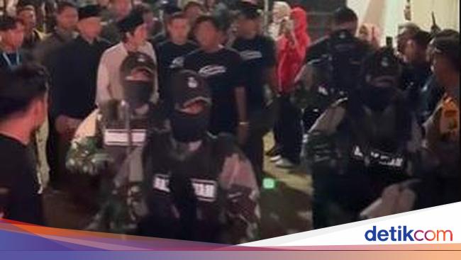 Cerita di Balik Viralnya Gus Iqdam Dikawal TNI Bersenjata Laras Panjang