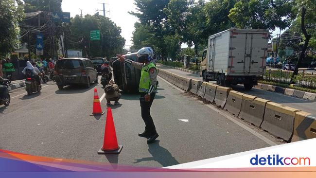 Fortuner Tabrak Separator Busway hingga Terguling di Rawamangun