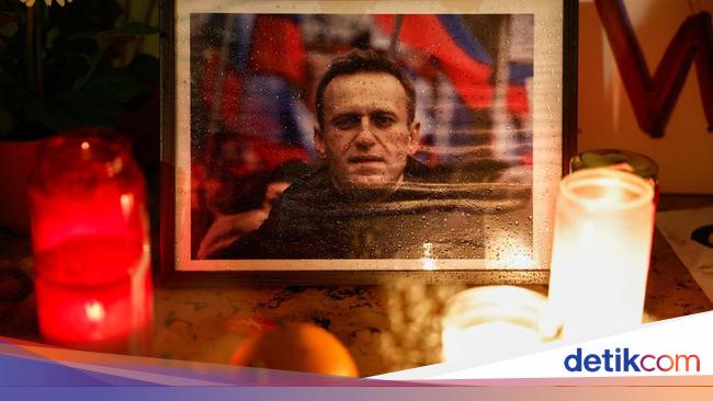 Lilin dan Bunga Duka Cita untuk Alexei Navalny