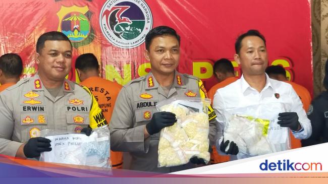 Polisi Ungkap Jaringan Narkoba Riau Beraksi di Lampung, Ribuan Ekstasi ... Polisi Ungkap Jaringan Narkoba Riau Beraksi di Lampung, Ribuan Ekstasi ...