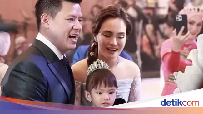 7 Foto Shandy Aulia di Ultah Putrinya, Cantik Berdandan Bak Elsa 'Frozen'