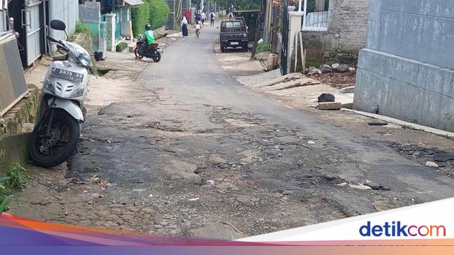 Viral Aspal Jalan di Cimenyan Bandung Rontok Saat Diguyur Hujan