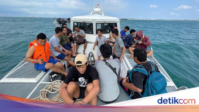 Bakamla Evakuasi 15 ABK KM Alexindo 8 yang Terbakar di Batam