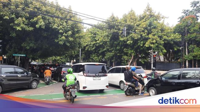 Jalan Depan KPU Ditutup karena Demo, Lalin Jl HOS Cokroaminoto Jakpus Macet