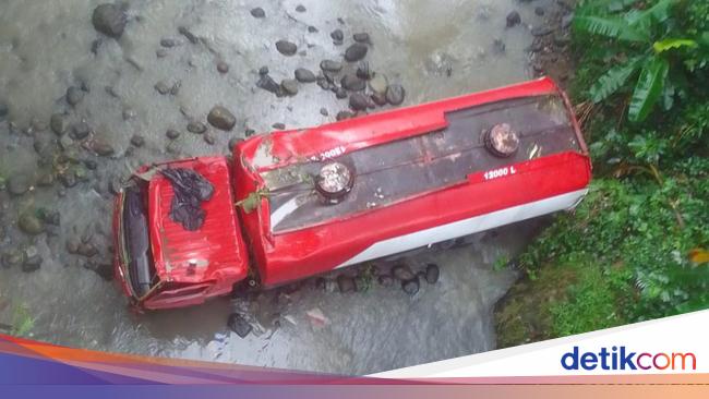 Truk Tangki BBM Terjun ke Sungai Glagah di Brebes, Sopir Tewas