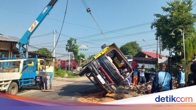 Truk Terguling di Ceper Klaten Ternyata Angkut Sampah Liar