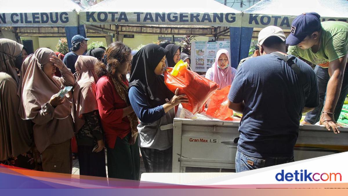 Antrean Sembako Murah di Kota Tangerang Mengular Panjang