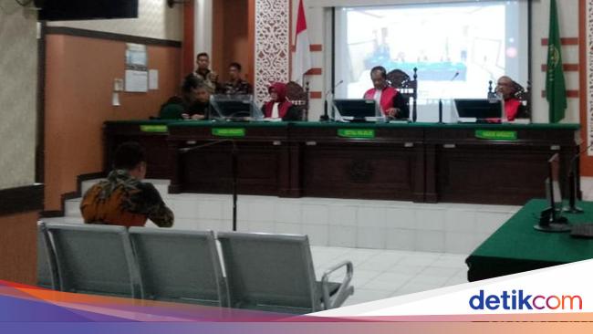 Kades Kampanye Prabowo-Gibran di Balai Desa Sidoarjo Dituntut 5 Bulan Bui