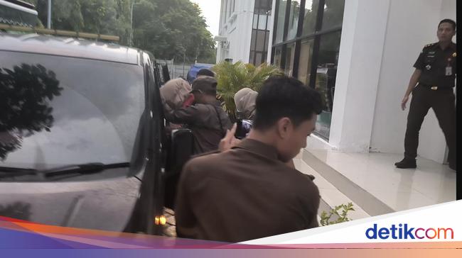 Mantan Kadiskoperindag Gresik Tersangka Korupsi Hibah UMKM Resmi Ditahan Mantan Kadiskoperindag Gresik Tersangka Korupsi Hibah UMKM Resmi Ditahan