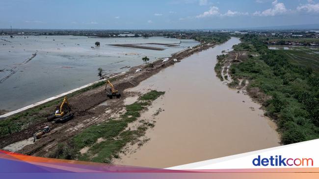 Potret Perbaikan Tanggul Sungai Wulan di Demak yang Sempat Jebol
