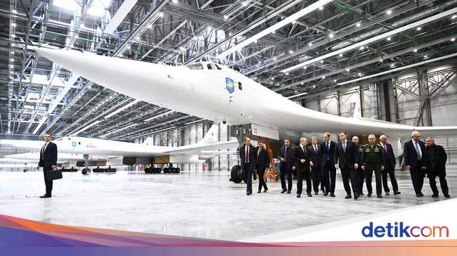 Potret Putin Tinjau Pembom Strategis Rusia di Pabrik Pesawat Kazan