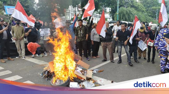 Massa Demo Bakar Ban di Depan Kantor KPU RI Massa Demo Bakar Ban di Depan Kantor KPU RI