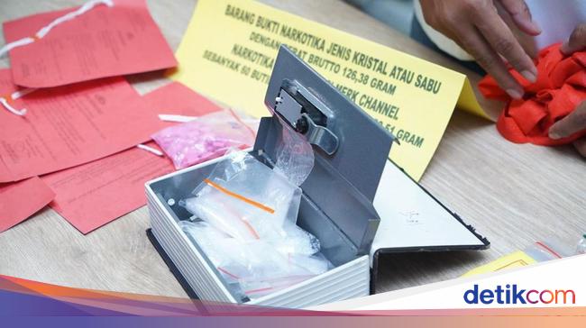 Pengedar Narkoba Di Jakut Dibekuk Sembunyikan Sabu Dalam Buku Brankas
