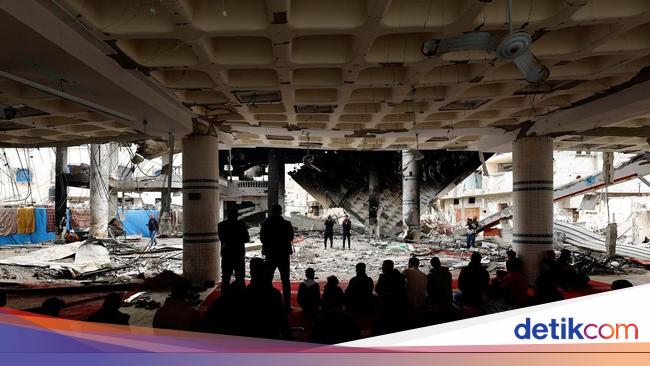 Warga Gaza Salat Jumat di Reruntuhan Masjid
